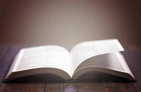 Une Bible Ouverte Sur Une Table Rustique En Bois Avec Des Pages Qui