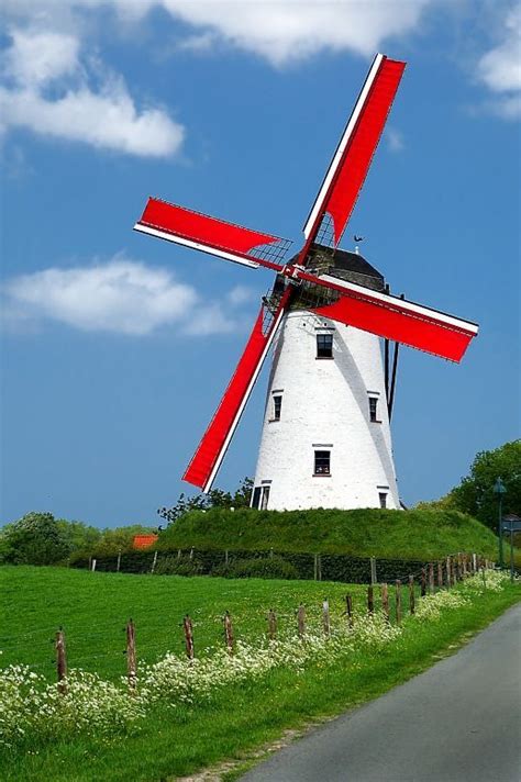 Molino de viento en Damme Bélgica conocido como Hoeke Mill Hoekemolen Windmill House