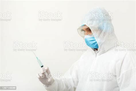 코로나바이러스 공동 19 백신 보호 의료 복 생물학적 위험 주사기에 백신을 들고 얼굴 마스크를 의사 과학자 예방 접종 의료 의료