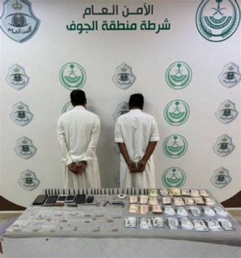شرطة الجوف تضبط شخصين بالقريات لترويجهما مادتي الحشيش والإمفيتامين