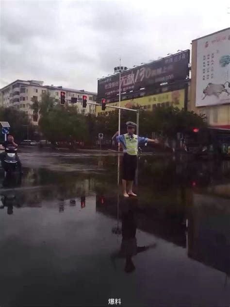 牡丹江一交警赤腳水中執勤 市民點讚 每日頭條