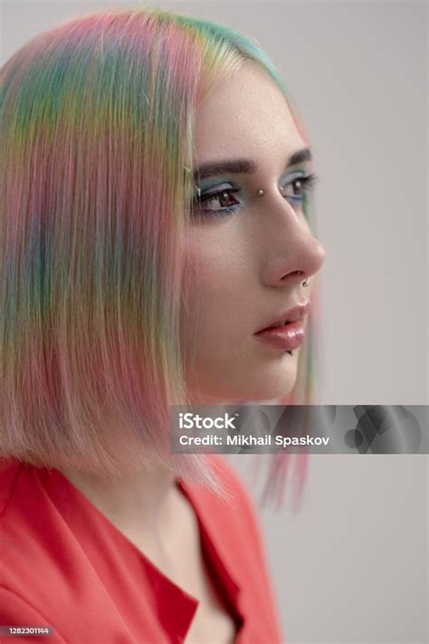 염색 된 머리를 가진 젊은 아름다운 비공식 금발 소녀의 초상화 벌거 벗은 몸에 빨간 재킷 정장 흰색 배경에 스튜디오 사진 촬영 18 19세에 대한 스톡 사진 및 기타 이미지