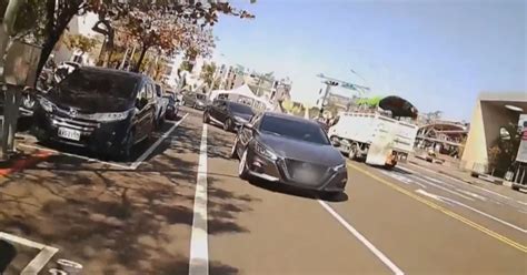 汽車不滿待轉按喇叭還數度逼近 騎士控遭惡意逼車 鏡週刊 Mirror Media