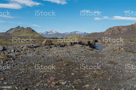 Innriemstrura 강의 협곡이있는 아이슬란드 풍경과 Tindfjallajokull 빙하 산과 푸른 언덕을 볼 수 있습니다