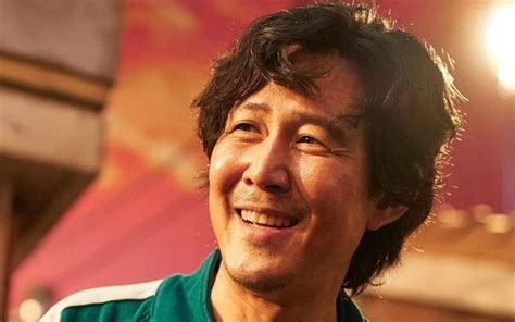 Nam chính Squid Game gây bất ngờ khi giành giải thưởng Hollywood Saostar vn