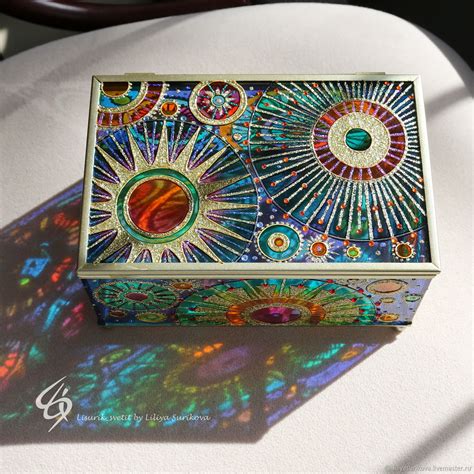 Шкатулка с витражной росписью ВСЕЛЕННАЯ ВНУТРИ в интернет магазине на Ярмарке Мастеров