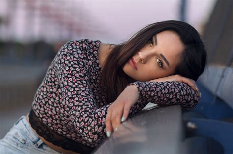 Tapety bruneta ženy venku džíny tvář portrét bokeh krátké topy