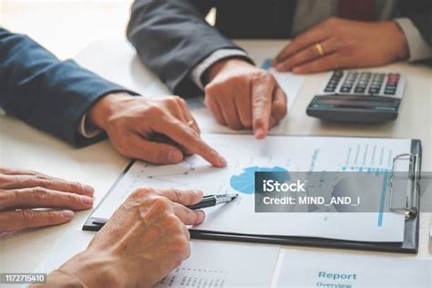 관리자 비즈니스 맨 재무 관리자 및 비서 작성 보고서 계산 잔액입니다 국세청 확인 문서 비즈니스 개념 개념에 대한 스톡 사진 및 기타 이미지 Istock