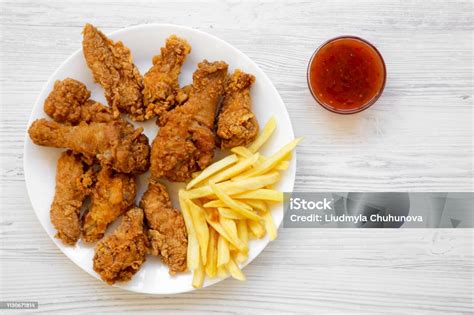 맛 있는 후 라 이드 치킨 나지만 매운 날개 감자 튀김 닭 손가락 및 흰색 나무 배경 평면도 위에 흰색 접시에 소스 평면 오버 헤드 위에서 누워 가금류에 대한 스톡 사진 및