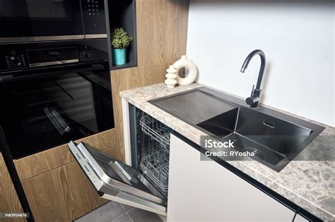 나무 파사드의 도시 소박한 로프트 스타일의 주방 인테리어와 싱크대 전자레인지 오븐 냉장고 개방형 식기세척기 등 빌트인 가전제품이