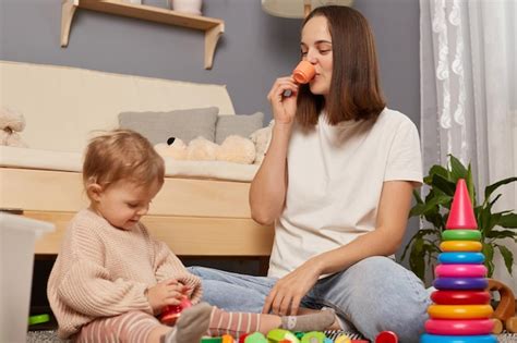 Mãe Feliz E Filha Brincando Com Brinquedos Juntos Em Casa Confortável E