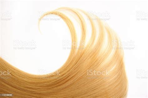 황금 곱슬 머리 흰색 배경에 고립입니다 금발 또는 빨간 머리의 가닥 헤어 케어 금 금속에 대한 스톡 사진 및 기타 이미지 금