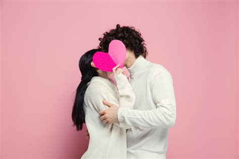 핑크 스튜디오 배경에 사랑에 젊고 아름다운 커플 발렌타인 데이 사랑과 감정 개념 20 24세에 대한 스톡 사진 및 기타 이미지