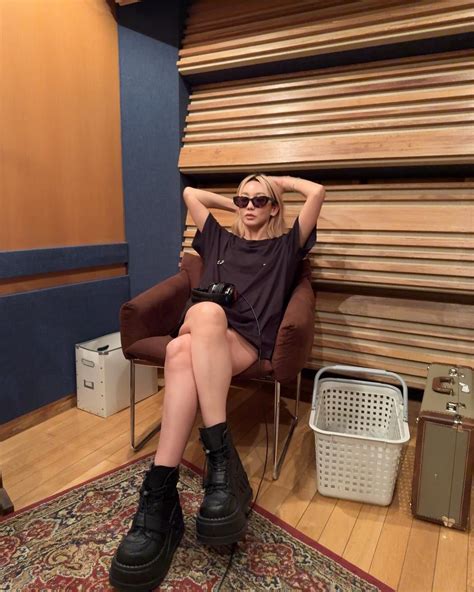 倖田來未 今日はとある撮影でした💜 東京は、本日雨でしたが 桜が咲いてきてるよー🌸 Instagram