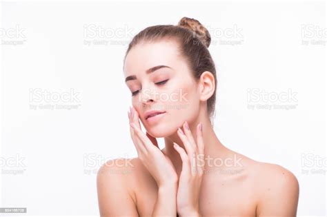 신선한 깨끗 한 피부와 아름 다운 젊은 여 자가 자신의 얼굴을 터치 합니다 얼굴 치료입니다 화장품 아름다움과 스파입니다 건강