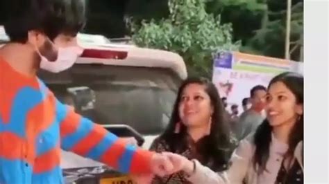 Kartik Aaryans Sweet Gesture For His Fans In Viral Video Wins The