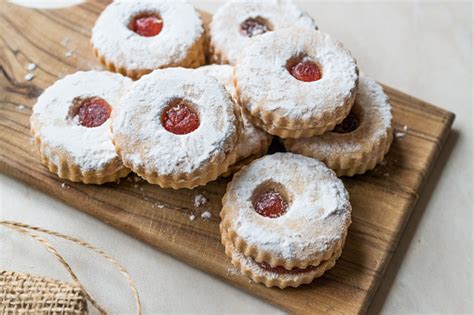 채워진된 둥근 Linzer 쿠키 가루 설탕 잼 가루 설탕에 대한 스톡 사진 및 기타 이미지 가루 설탕 냅킨 딸기 Istock