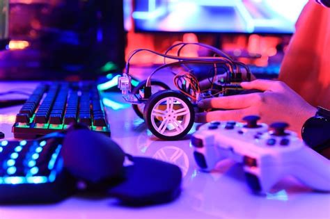 Adolescente Conectando Energia E Cabo De Sinal Ao Chip Sensor Da