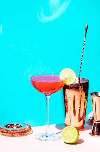 데킬라 자몽 라임 주스 시럽 쓴맛 리큐어를 곁들인 여름 레드 칵테일 음료 강한 빛과 그림자 레몬에 대한 스톡 사진 및 기타 이미지 Istock