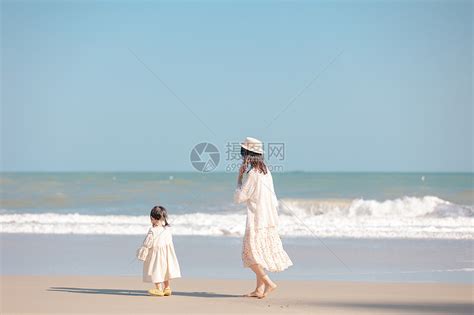 母女在海边散步高清图片下载 正版图片502386562 摄图网