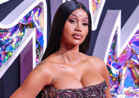 Cardi B a purtat o rochie din plasă