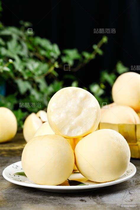 深底上放着一盘蒙阴白桃站酷海洛正版图片视频字体音乐素材交易平台站酷旗下品牌