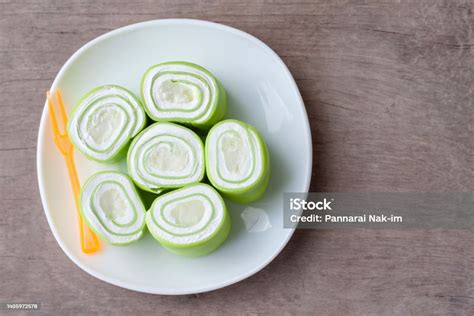 빈티지 나무 테이블 배경에 흰색 접시에 젊은 코코넛 팬더 롤 케이크의 상단보기 건강한 식생활에 대한 스톡 사진 및 기타 이미지