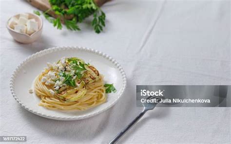 하얀 접시에 아보카도 딥 소스 파슬리 잎 페타 치즈를 곁들인 호박 생 비건 파스타 흰색 바탕에 채식 건강 식품 0명에 대한 스톡 사진 및 기타 이미지 Istock