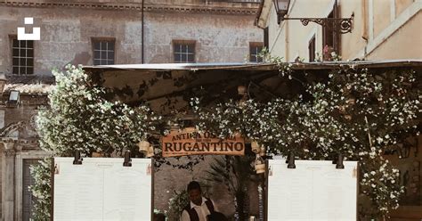 갈색 나무 통 옆에 주차된 흰색 모터 스쿠터 사진 Unsplash의 무료 이탈리아 이미지