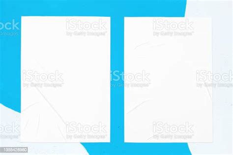 두 개의 주름이 달린 글루드 포스터 템플릿이 있는 다채로운 도시 벽 질감 0명에 대한 스톡 사진 및 기타 이미지 0명 거리