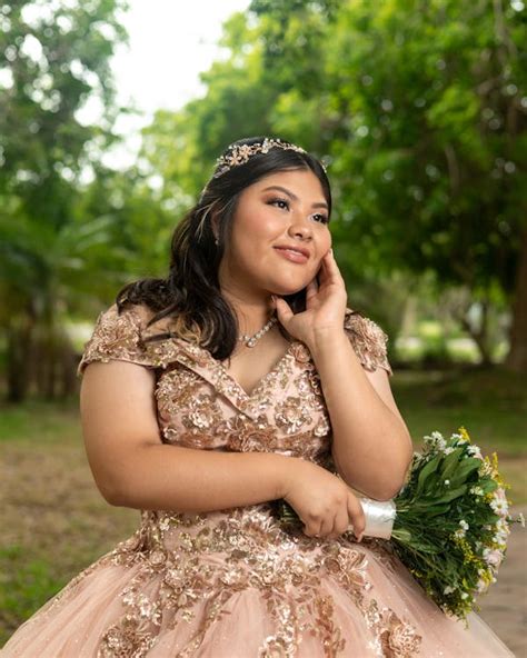 10대 10대의 15 명 Mrida Quinceaña 가운 가족 갈색 머리 경치 공식적인 옷차림 공원 공원 장소 꽃 꽃무늬 드레스 남동생 녹지