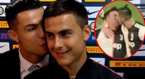 El Beso En La Boca De Cristiano Ronaldo A Su Compañero Dybala Enciende