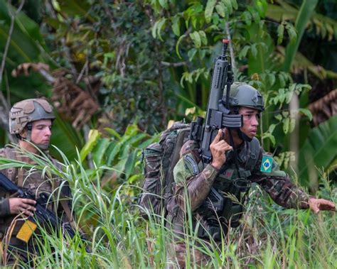 Operação Fer de Lance reúne França e Brasil em exercício combinado