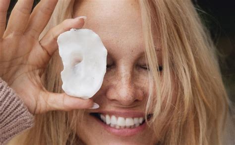 Pamela Anderson Proudly Sports Bare Face