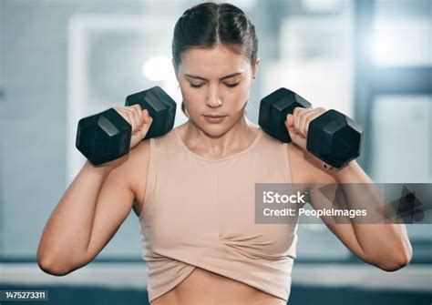 체육관 덤벨 운동 및 신체 건강 근력 운동 또는 보디 빌딩을 위해 근육 피트니스 성능을 수행하는 여성 강한 팔 운동 운동 선수 웰빙 라이프 스타일 및 보디 빌더 소녀 역도