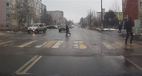 Под Ярославлем пенсионерка бросилась под колеса автомобиля видео