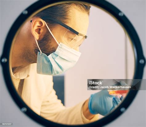 과학자 인큐베이터를 가진 사람 의학 연구 실험 및 혁신으로 Ivf를 연구하는 사람 마스크를 착용한 과학 연구원 및 직원 화학을 사용한 실험실 및 테스트 샘플 보관 과학에