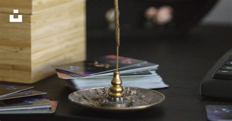 흰색 둥근 빛을 가진 갈색 나무 상자를 들고 있는 사람 사진 Unsplash의 무료 웰빙 이미지