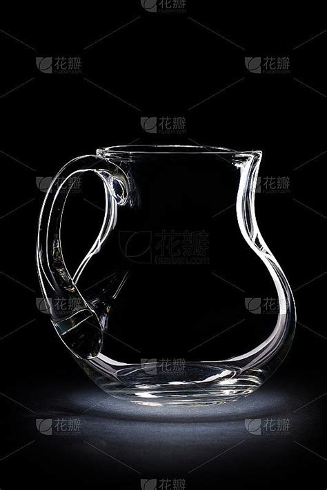 黑色背景上的透明空玻璃罐