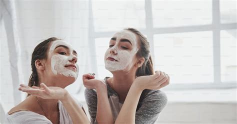 우리는 아름답습니다 얼굴에 흰색 마스크를 사용하여 피부 관리의 개념 두 여자 자매는 침실에서 주말을 보낸다 사진 Unsplash의 사진술 이미지