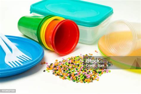 흰색 배경에 폴리에틸렌 폴리 프로필렌 폴리머 소재로 만든 플라스틱 과립 및 일회용 식기 Bpa 무료 0명에 대한 스톡 사진 및 기타 이미지 Istock