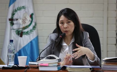 Por amenazas de muerte jueza anticorrupción huye de Guatemala