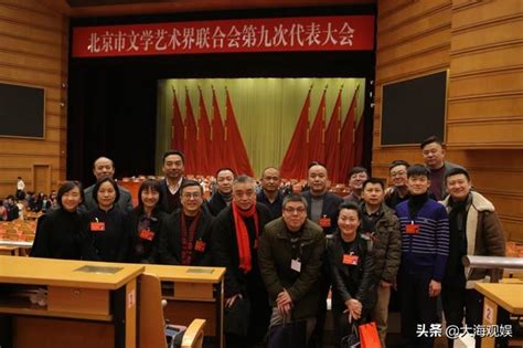 何雲偉參加文藝大會，喊口號表明立場，被主流相聲洗腦痕跡太明顯 每日頭條
