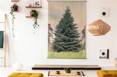 포스터와 일본 거실 인테리어에 노란색 Poufs 및 램프 사이 매트에의 주전자 실제 사진 0명에 대한 스톡 사진 및 기타 이미지