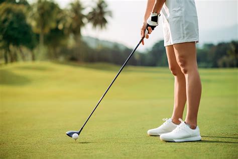 골프 코스에서 촬영 준비 아시아 중국 젊은 여성 골퍼의 작물 샷 골프 신발에 대한 스톡 사진 및 기타 이미지 골프 신발 한 명의 여자만 골프 Istock