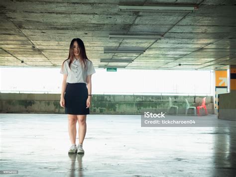 아시아 아름 다운 여자 긴 검은 머리 미소와 주차장에서에서 학생과 졸업 개념 건강한 생활방식에 대한 스톡 사진 및 기타 이미지