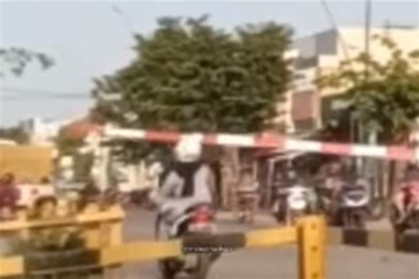 Video Viral Pengendara Motor Terobos Dan Tabrak Palang Perlintasan