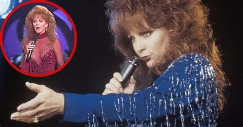 Reba Mcentires Red Dress At The 1993 Cma Awards Was One Of The First