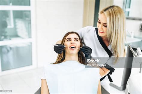 치과 진료소에서 젊은 여성 환자를위한 검사 및 치료를만드는 예쁜 젊은 여성 치과 의사 건강 진단에 대한 스톡 사진 및 기타 이미지 건강 진단 건강관리와 의술 검사