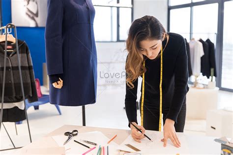 여성 패션 디자이너가 일하고 있다 사진 무료 다운로드 Lovepik